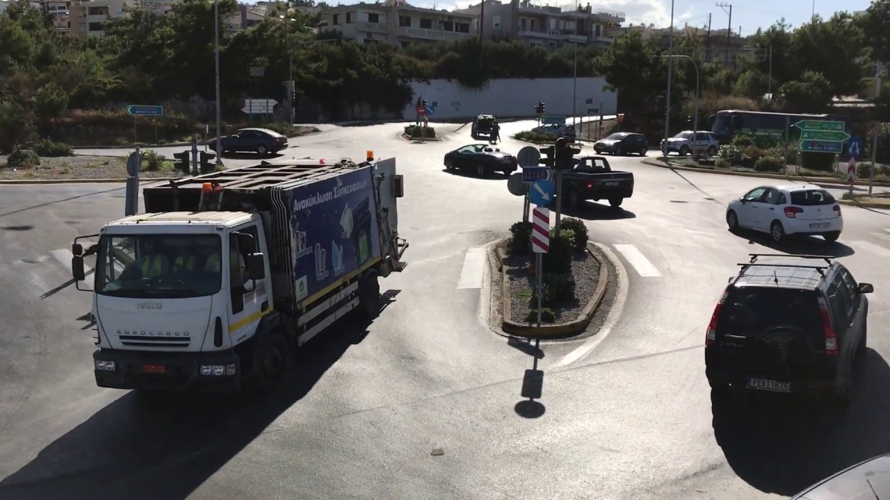 Scarily chaotic intersection - "every man for himself" in Rethymno ...