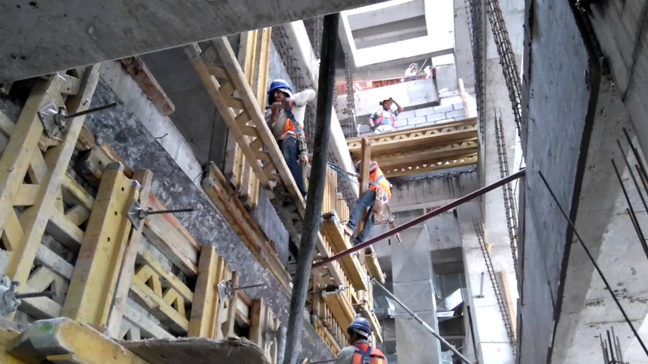 Hombres trabando en las alturas, cubos de elevador - YouTube