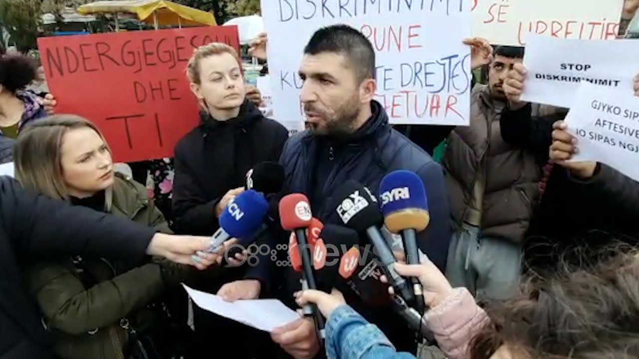 Anëtarë të komunitetit rom dhe egjiptian protestojnë në Elbasan ...