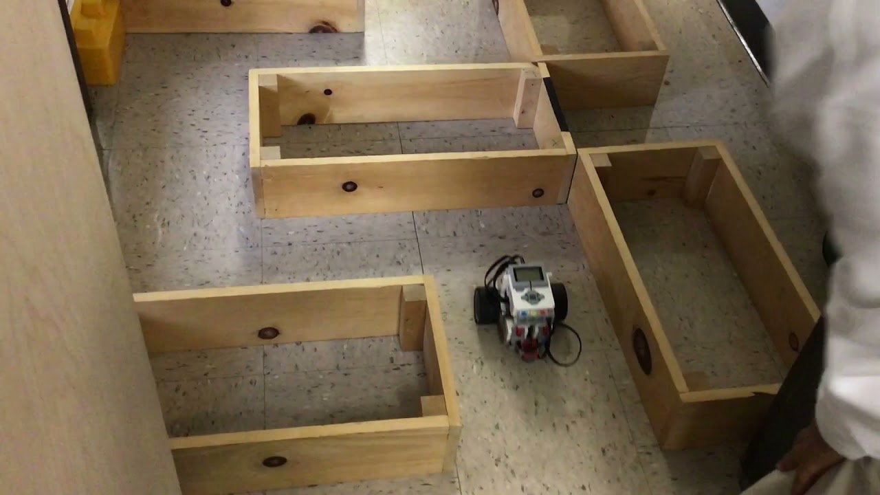 EV3 robots navigating maze - YouTube