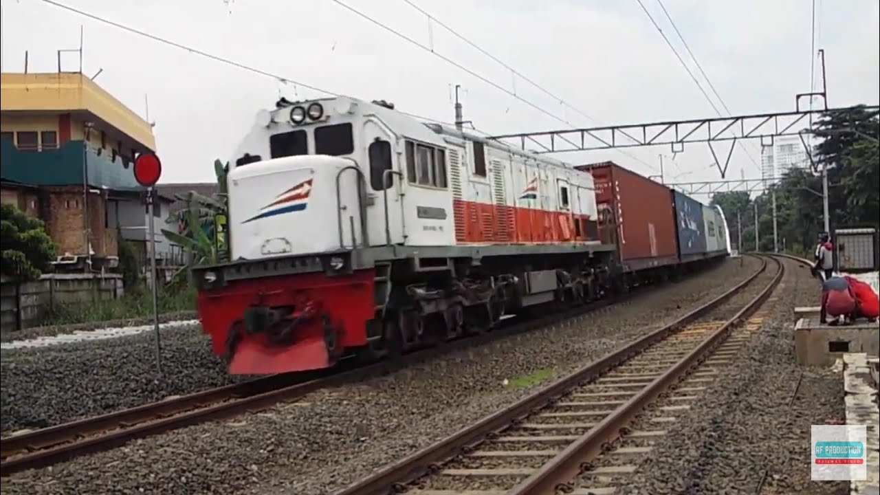 Lokomotif CC 201 62 Kereta 2528 Petikemas - YouTube