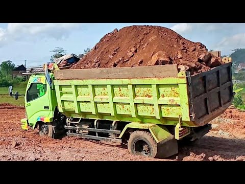 Mobil truk muat tanah 10 ton kubik Amblas Sampai Oleng//Dump Truck ...