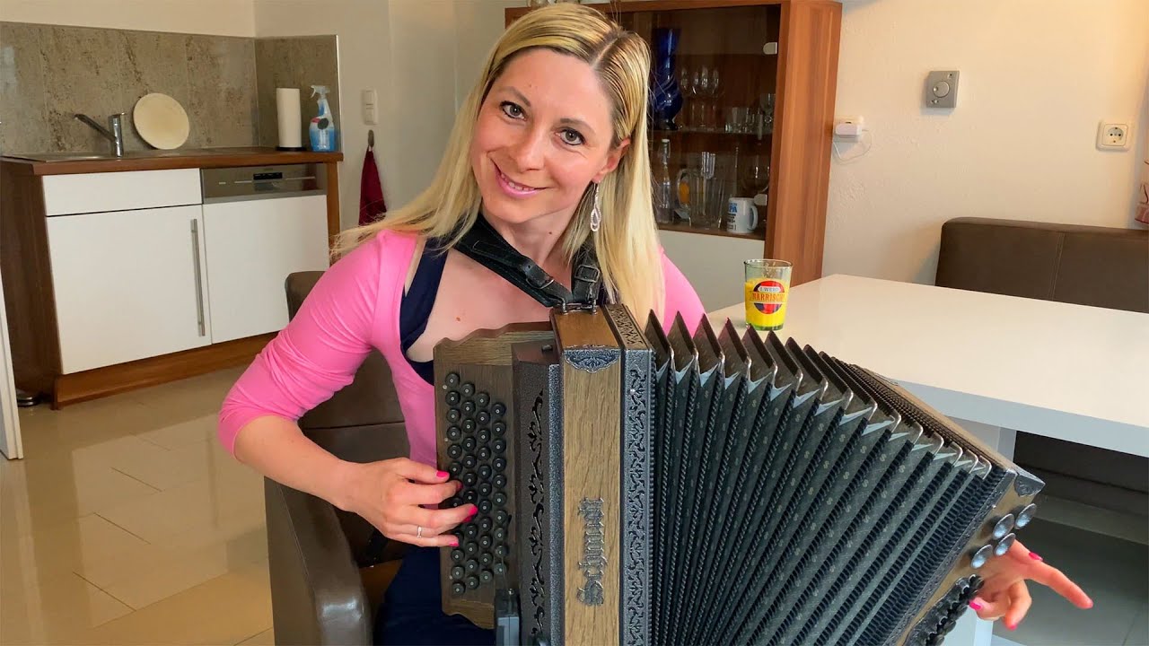 Claudia Hinker spielt AUF DEM DORFFEST von Franz Mihelič auf ihrer ...