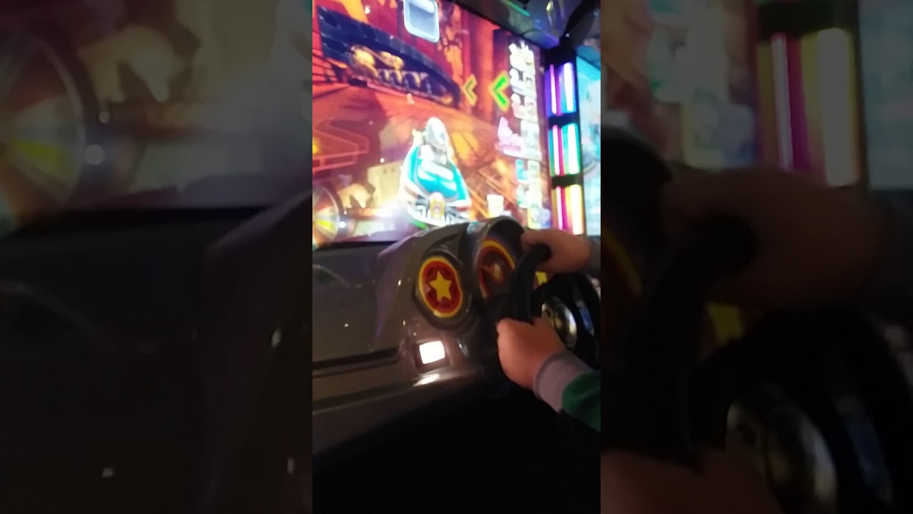 Dave And Buster's:Mario kart - YouTube