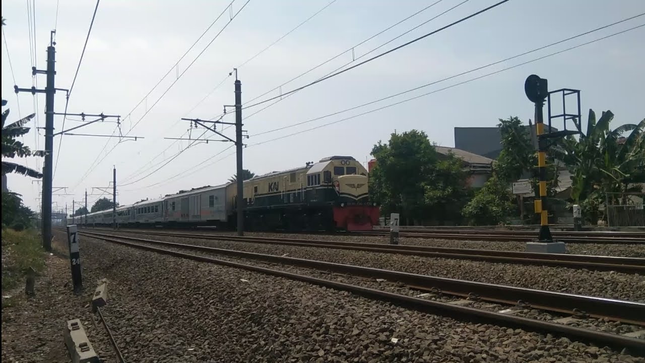 kereta api Brantas menggunakan Lokomotif vintage gen 3 - YouTube