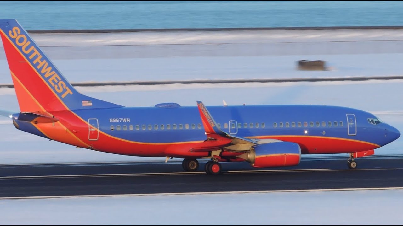 Southwest Airlines Boeing 737-700 [N967WN] takeoff from PDX - YouTube