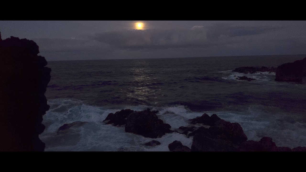 Moon rising at Hawaii Beaches Kahakai Park on the Big Island of Hawaii ...
