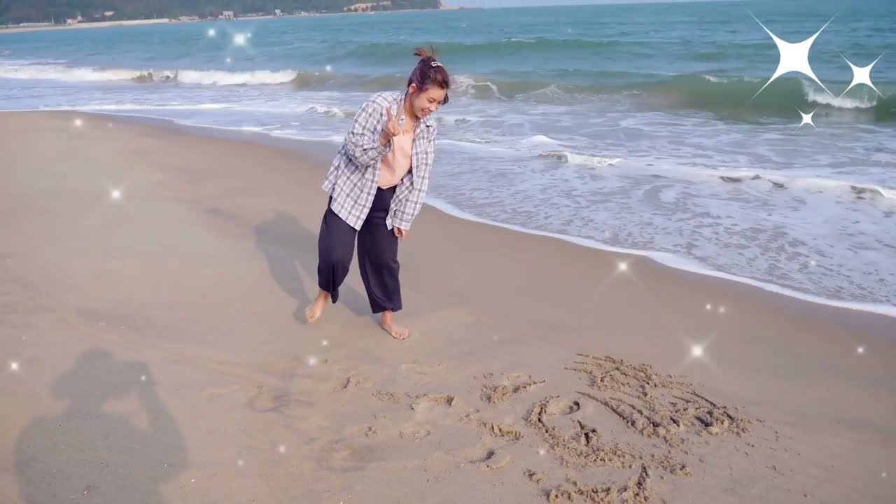 Treasure hunt/After the sea ebb,the shells washed up on the beach with ...