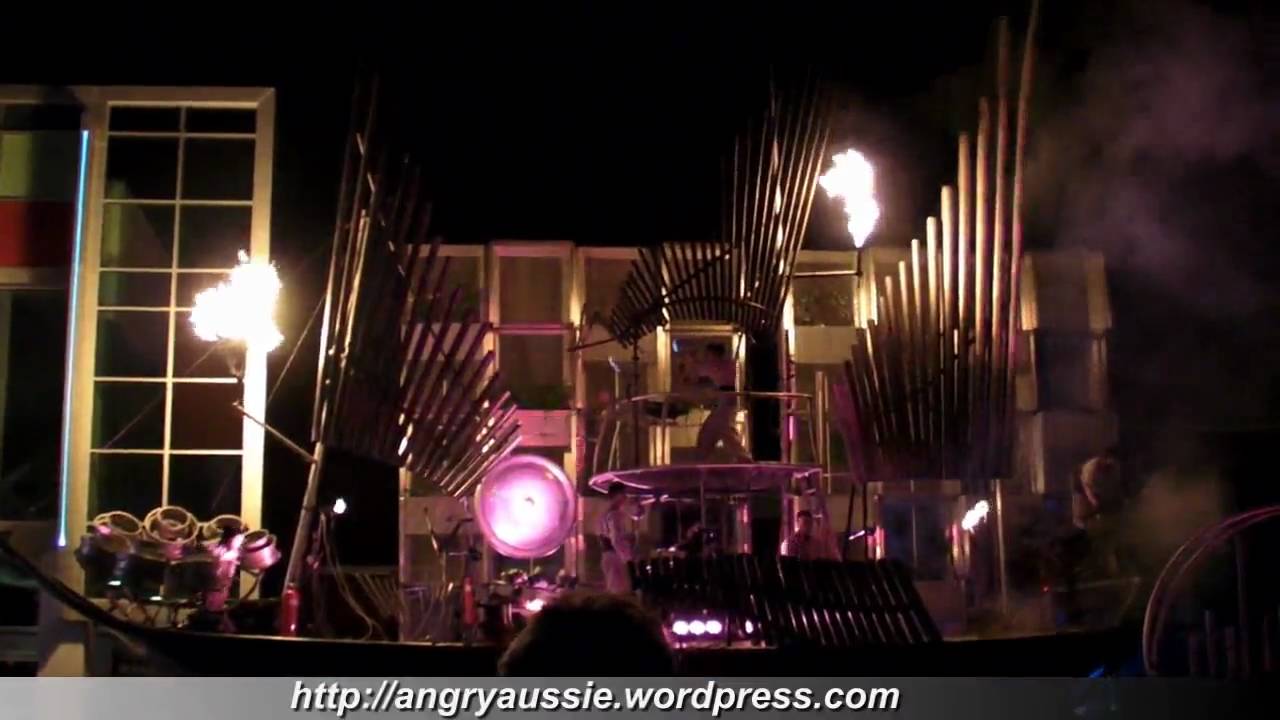 Pyrophone Juggernaut at Northbridge Piazza, Perth - YouTube
