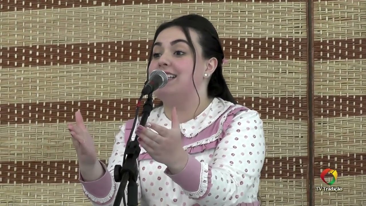 Nicole Borges de Liz - Declamação - IX Celeiro da Poesia - YouTube