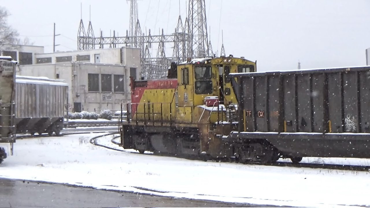 Lots of trains in and around Pittsburgh PA Ft the Union Railroad! - YouTube