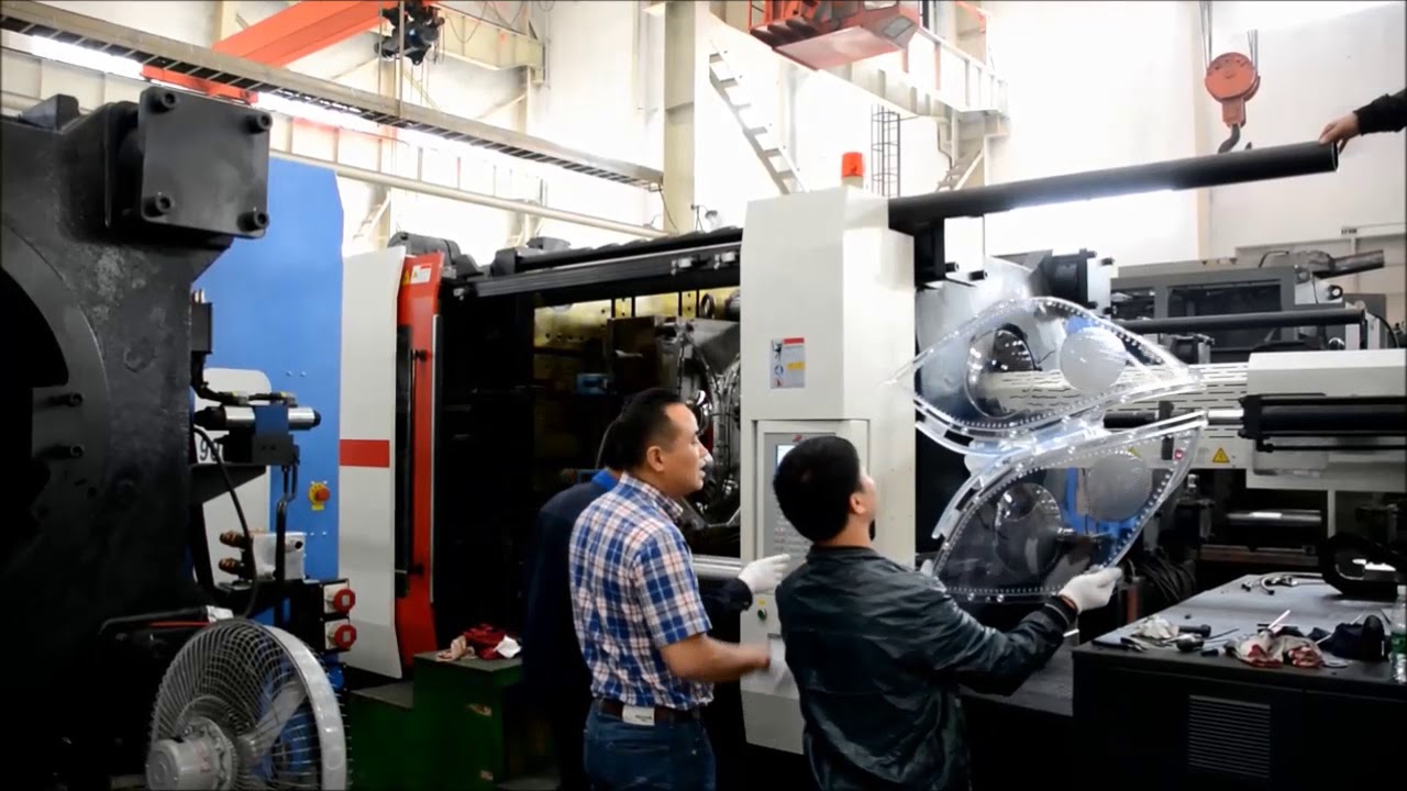 Bole injection moulding machine- Automobile cases - YouTube