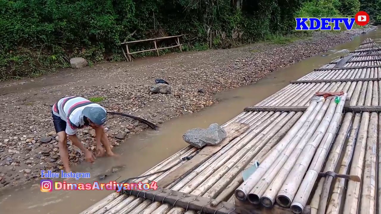 Penyebrangan Antar Desa Melewati Kali Pakai Getek Bambu - YouTube