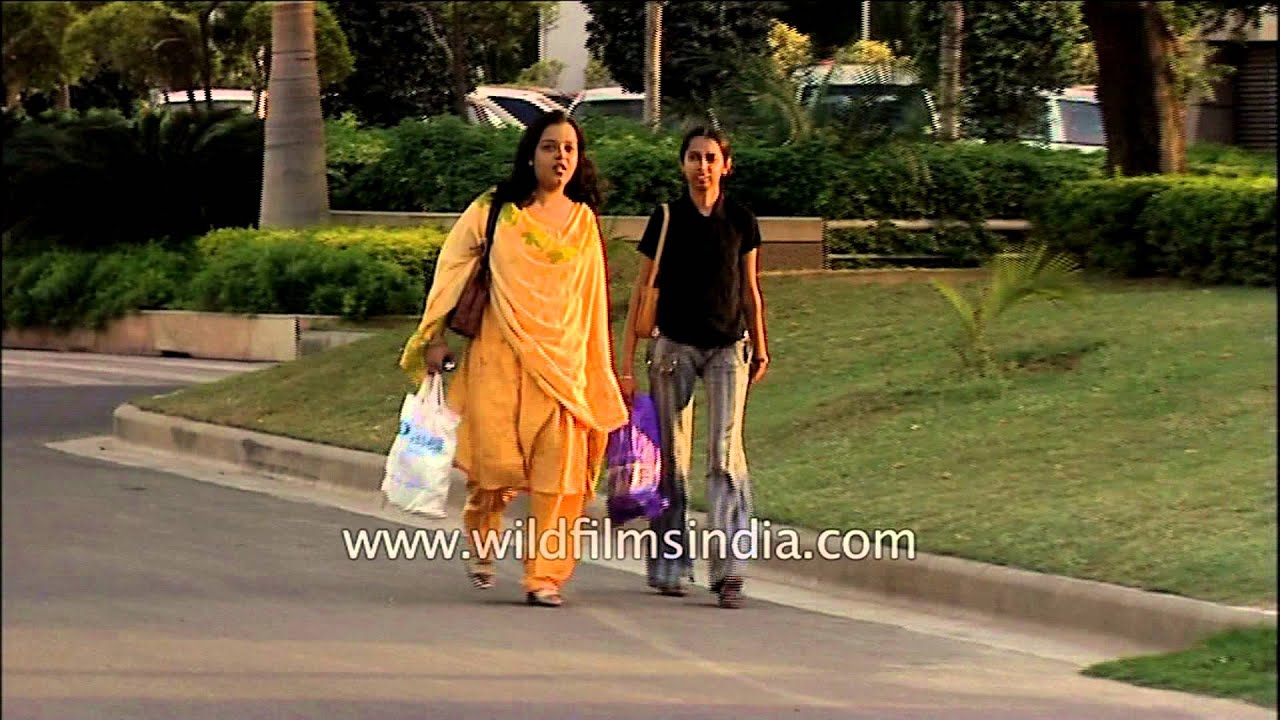 Urban India City life: office-goes, sanitation workers, office ...