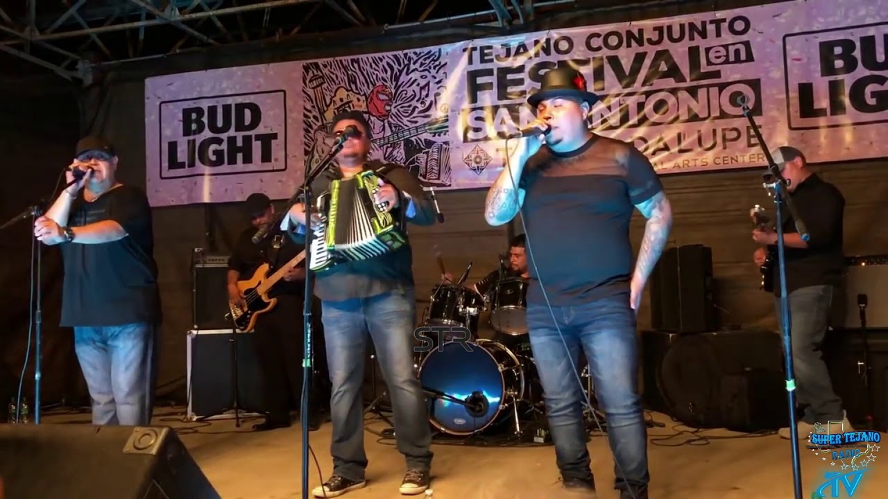 Rick Fuentes y Brown Express Popurri Latin Breed Live - YouTube