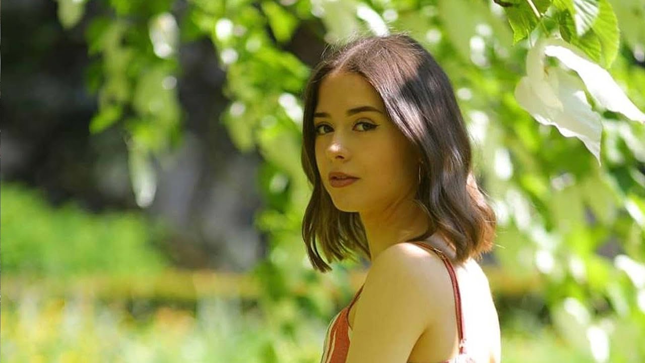 Sylvia Daley busking in Broadmead, Bristol, sings 'Friends' by ...