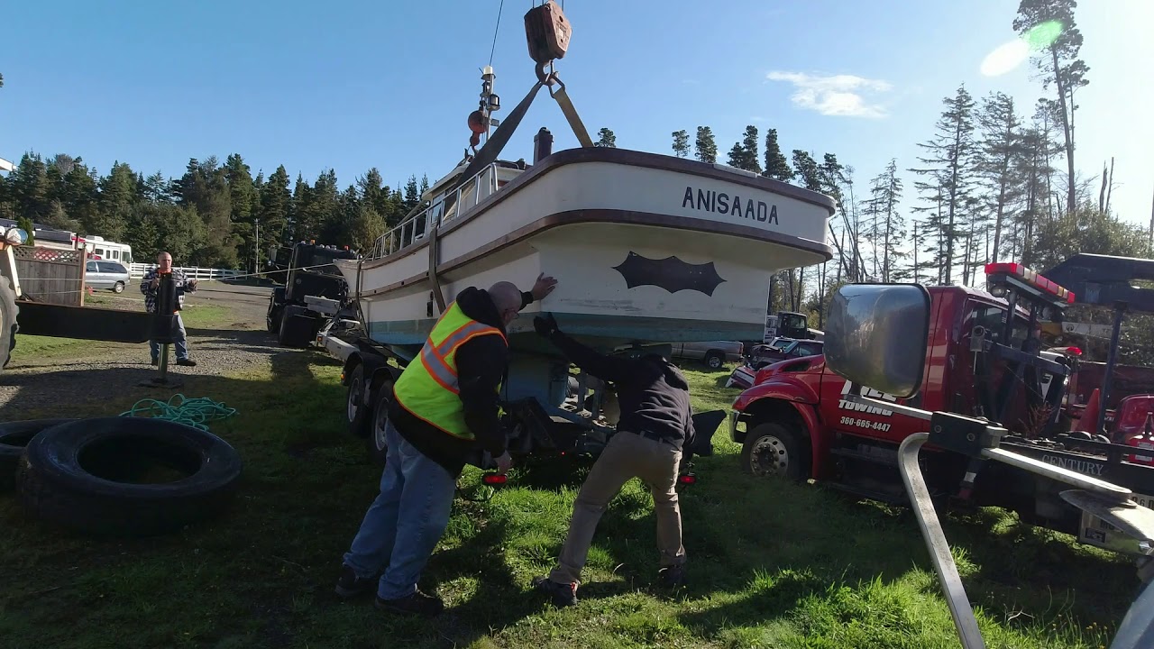 BOAT LOADING ON CUSTOM TRAILER - YouTube