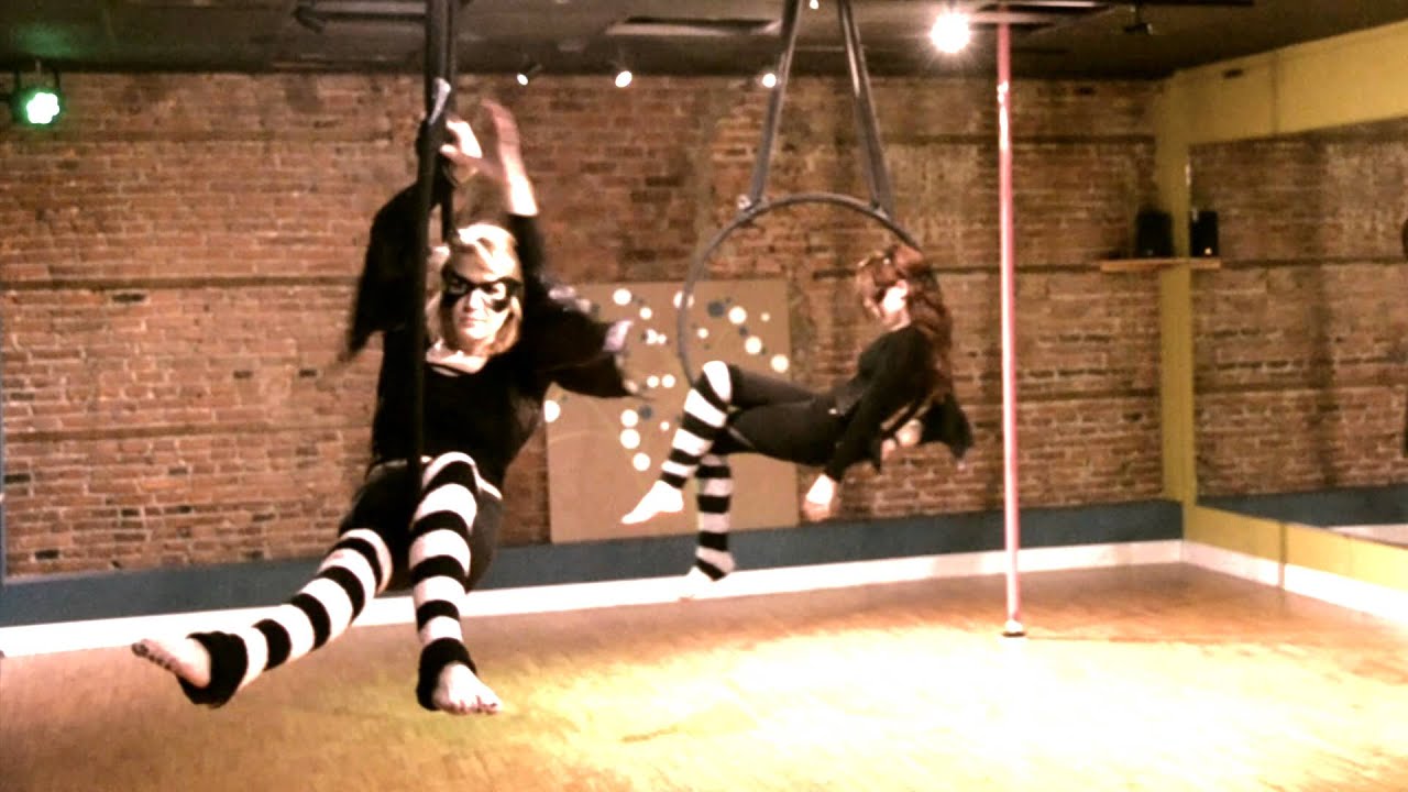 Flight Risk Aerials ~ Munsters Lyra Routine - YouTube