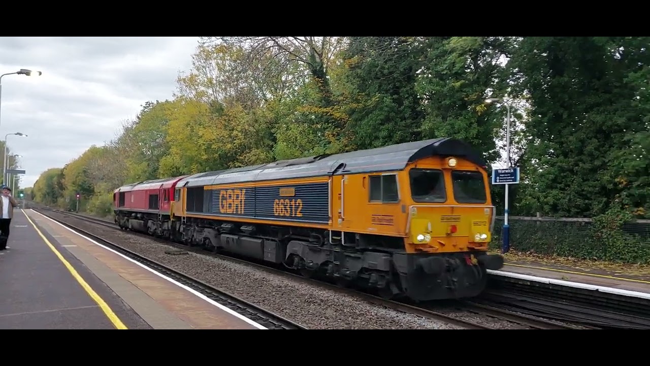 66312 'Nigel Harris' and 66152 'Derek Holmes Railway Operator' on light ...
