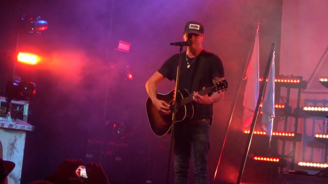 Tom Delonge telling stories, jokes and singing I Miss You and Aliens ...