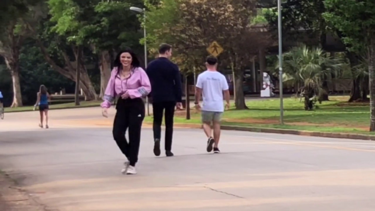 PEIDANDO em público no parque! / pegadinha - YouTube