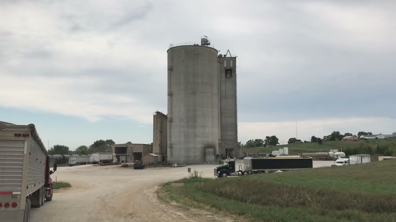 Trucking corn to Smithfield mill Lucerne MO. - YouTube