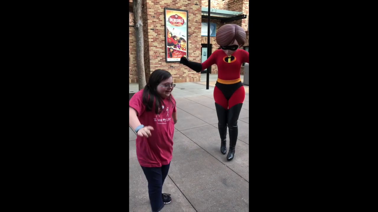 Kiki and Elastigirl dance Calypso - YouTube