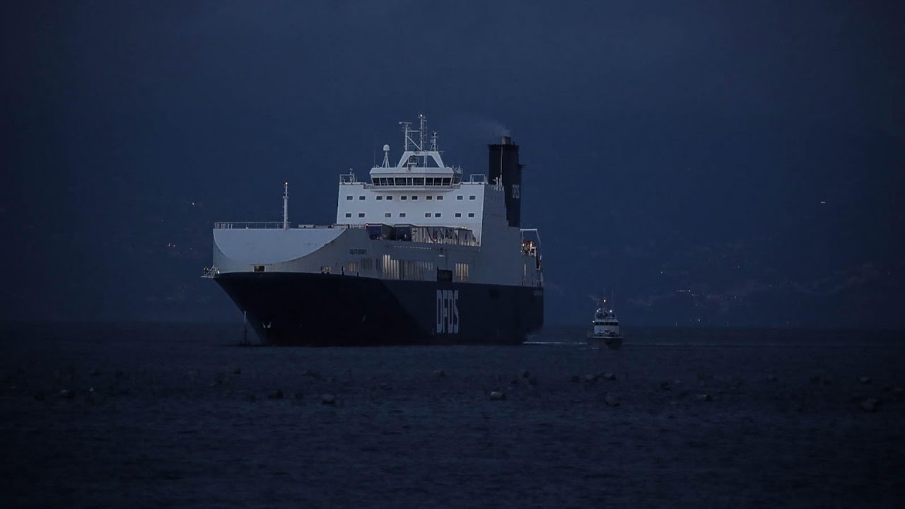 Italian special forces save Turkish cargo ship from 'pirates' - YouTube