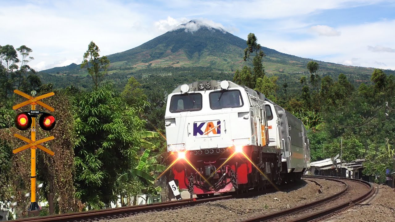 WOW Banyak Kereta Berhenti !! NYOBAIN Tracking Jalan Kaki Dari Barat ke ...