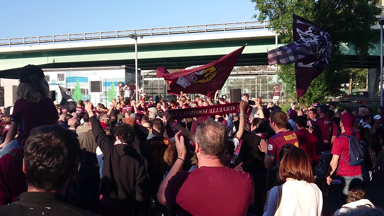 Servette-Kriens : chants Section Grenat sur l'esplanade - YouTube
