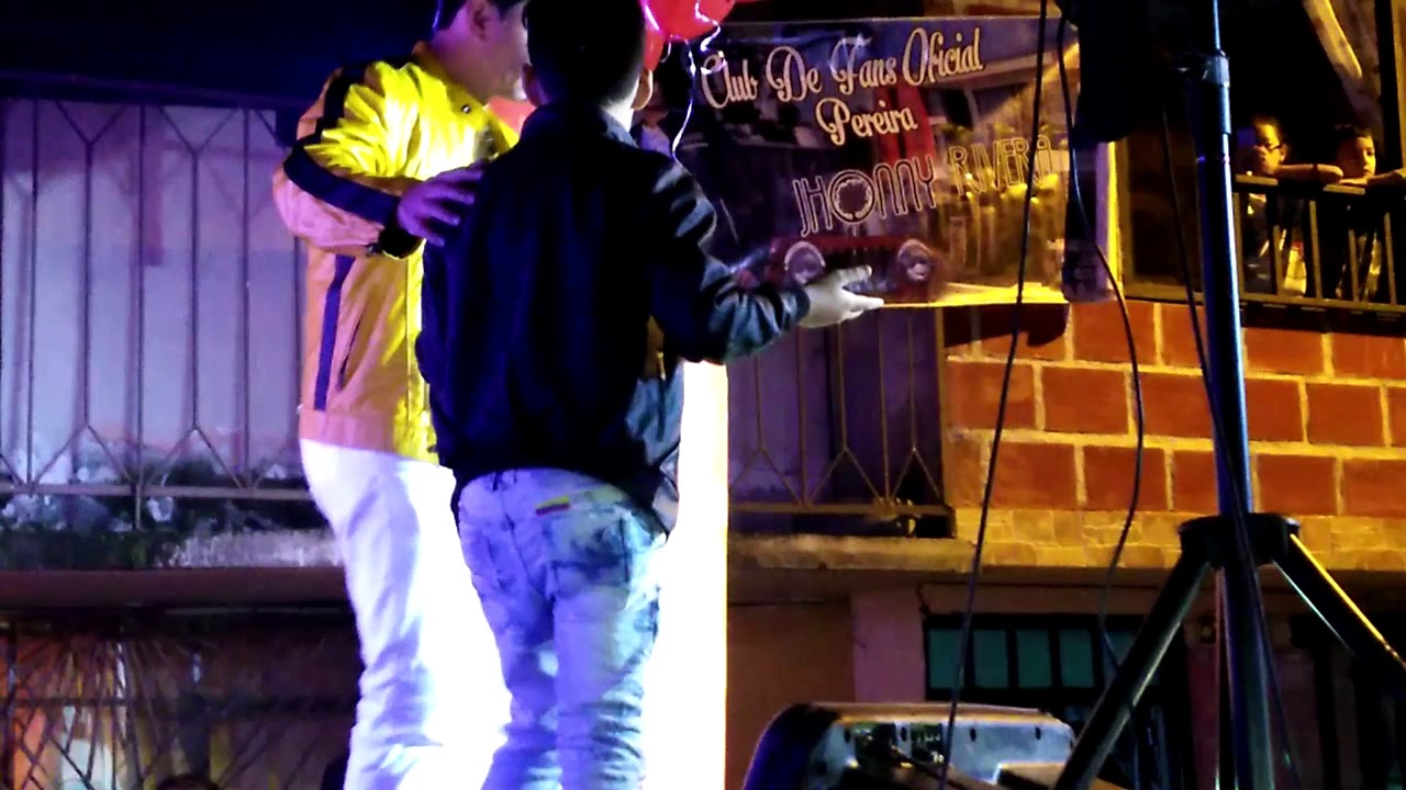 Esteban Correa cantando con Jhonny Rivera Siga bebiendo - YouTube