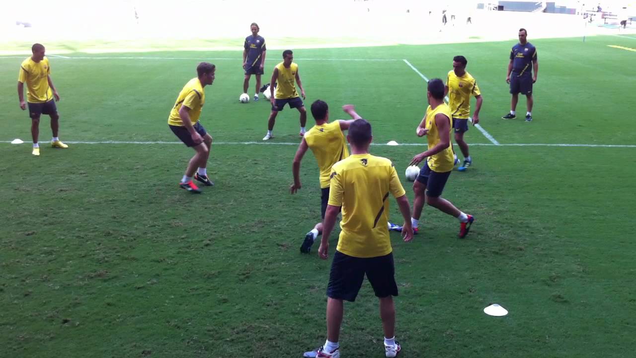 Rondo del FC Barcelona durant l'entrenament al JKF Memorial Stadium ...