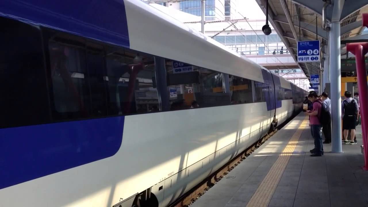 KTX 2 arriving at Daejeon (대전) Station - YouTube