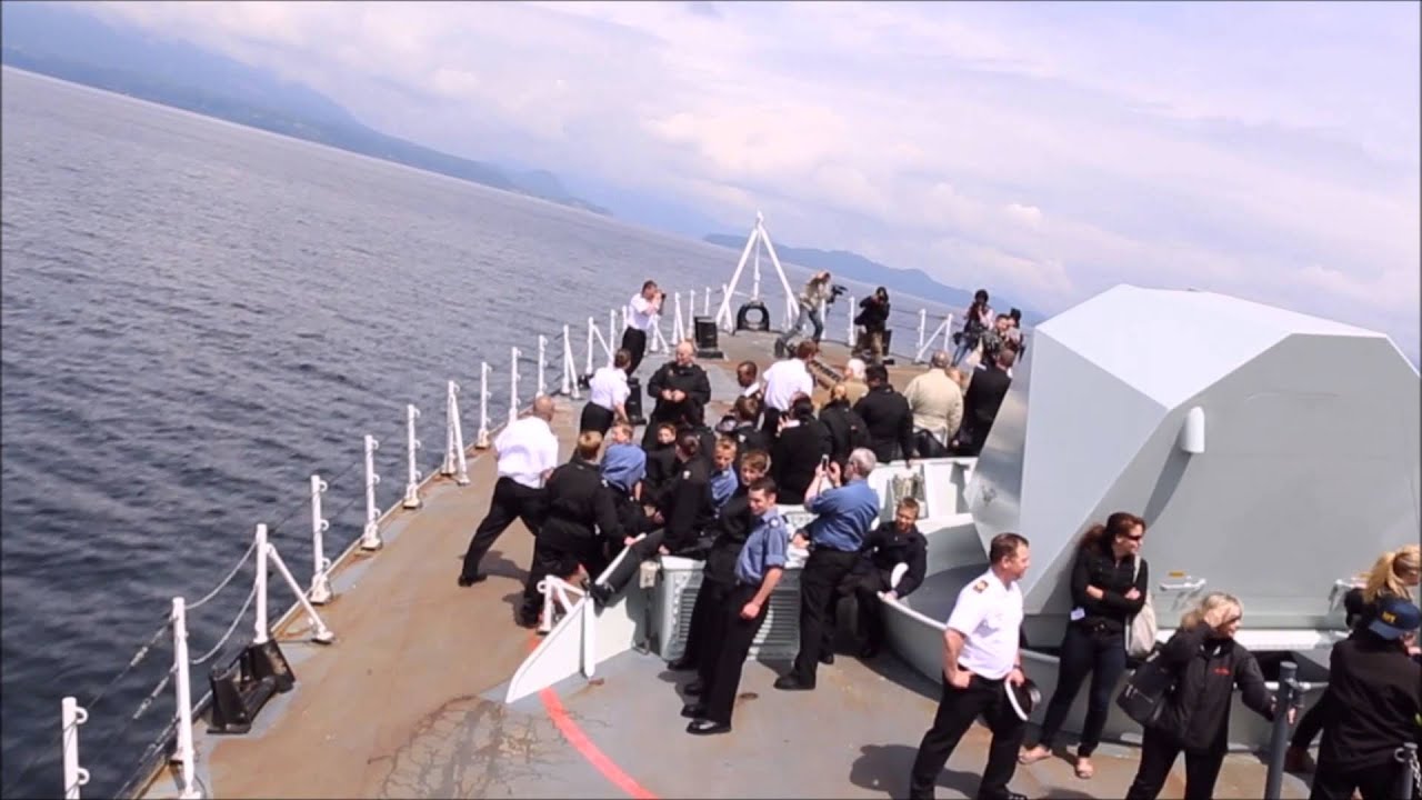 HMCS Winnipeg - Going flank speed and evasive maneuvers - YouTube