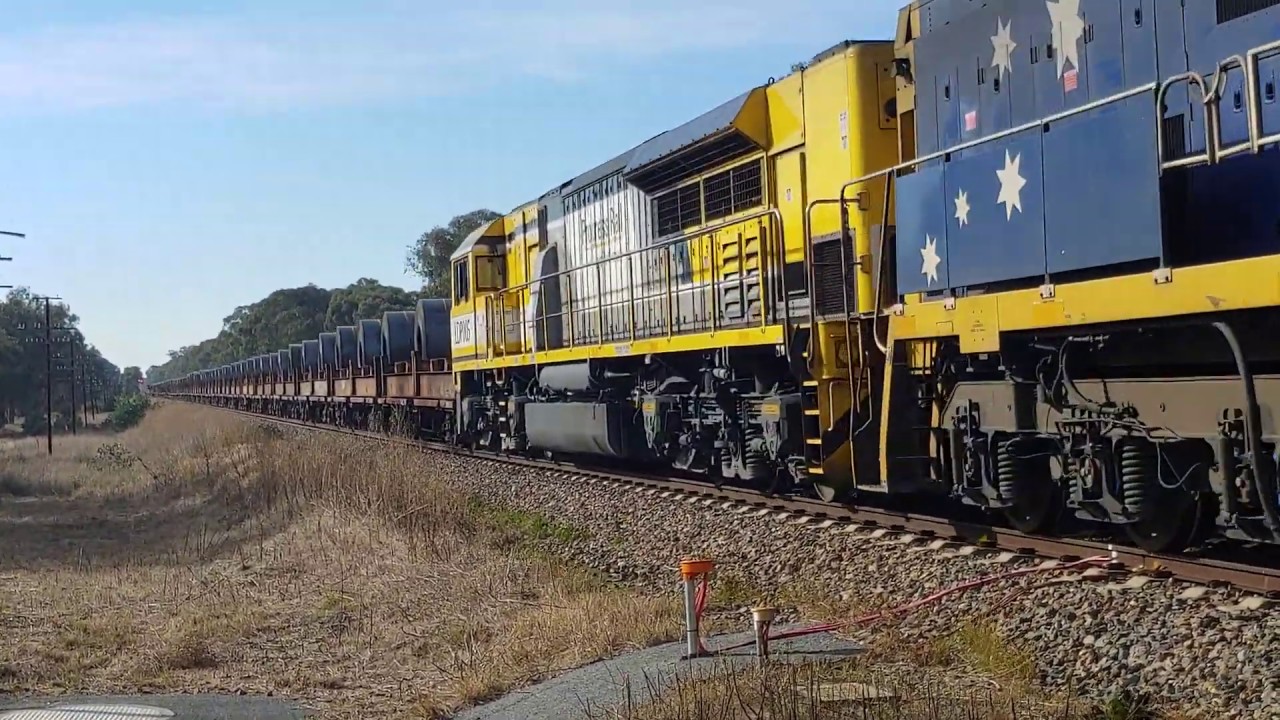 Steel Train flying through Springhurst - Australian Trains - YouTube
