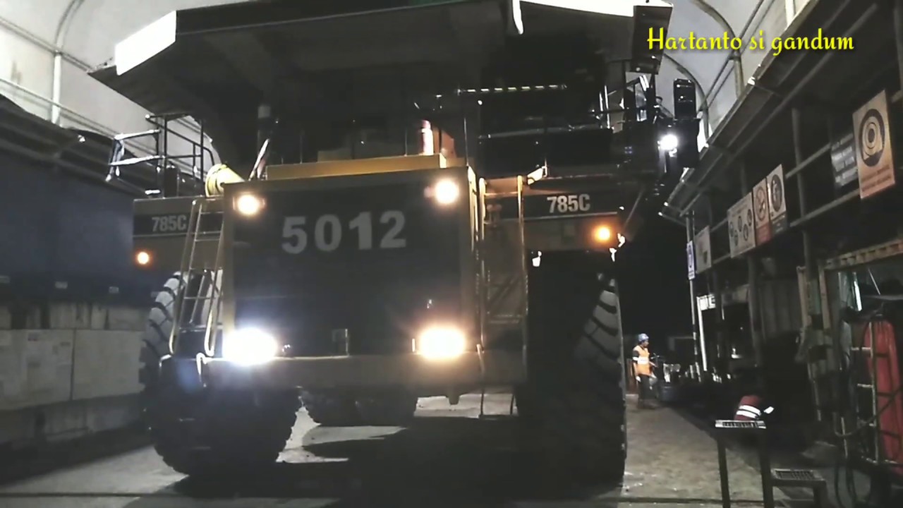 OHT CATERPILLAR 785 C Besarnya seperti Rumah - YouTube