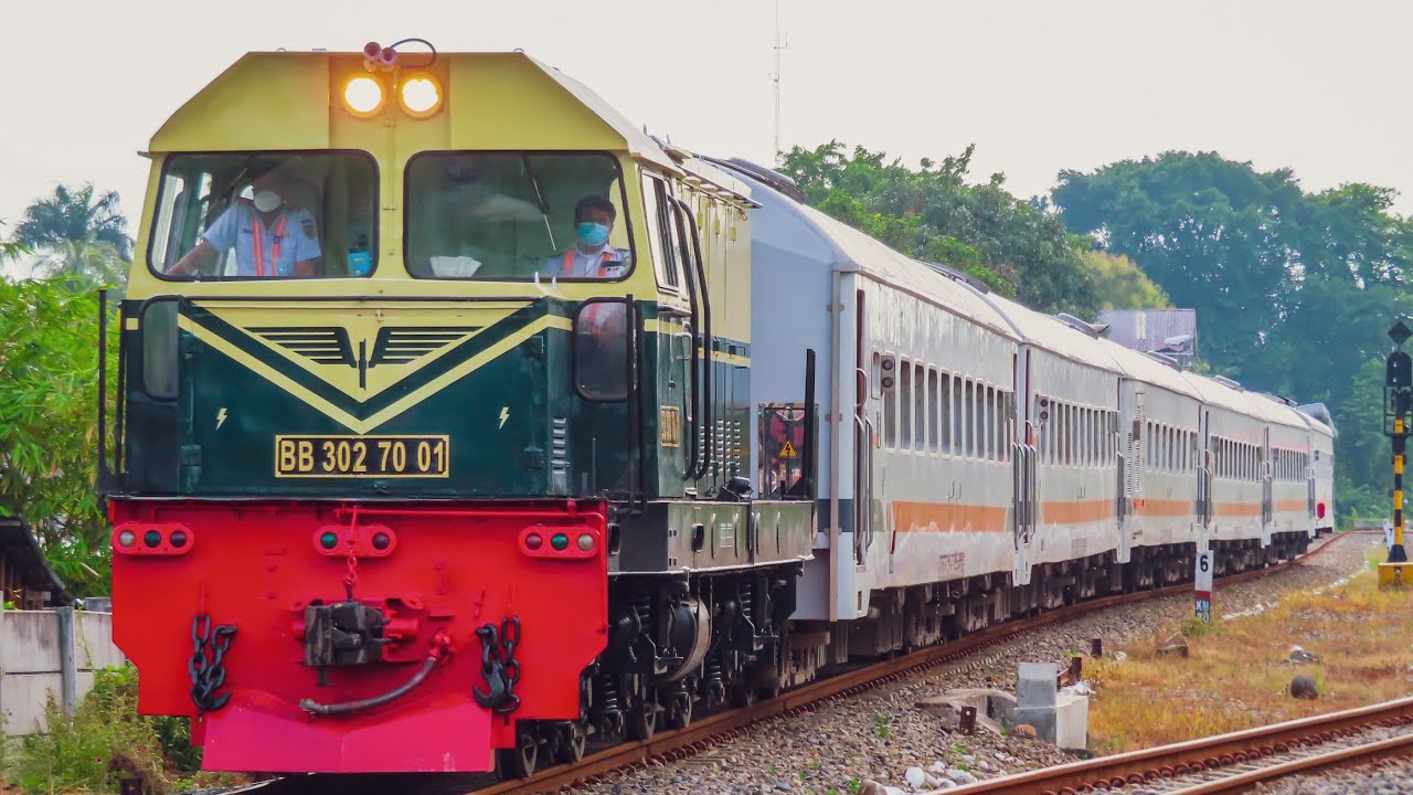 Lokomotif livery vintage berdinas kereta api Srilelawangsa Tujuan Medan ...