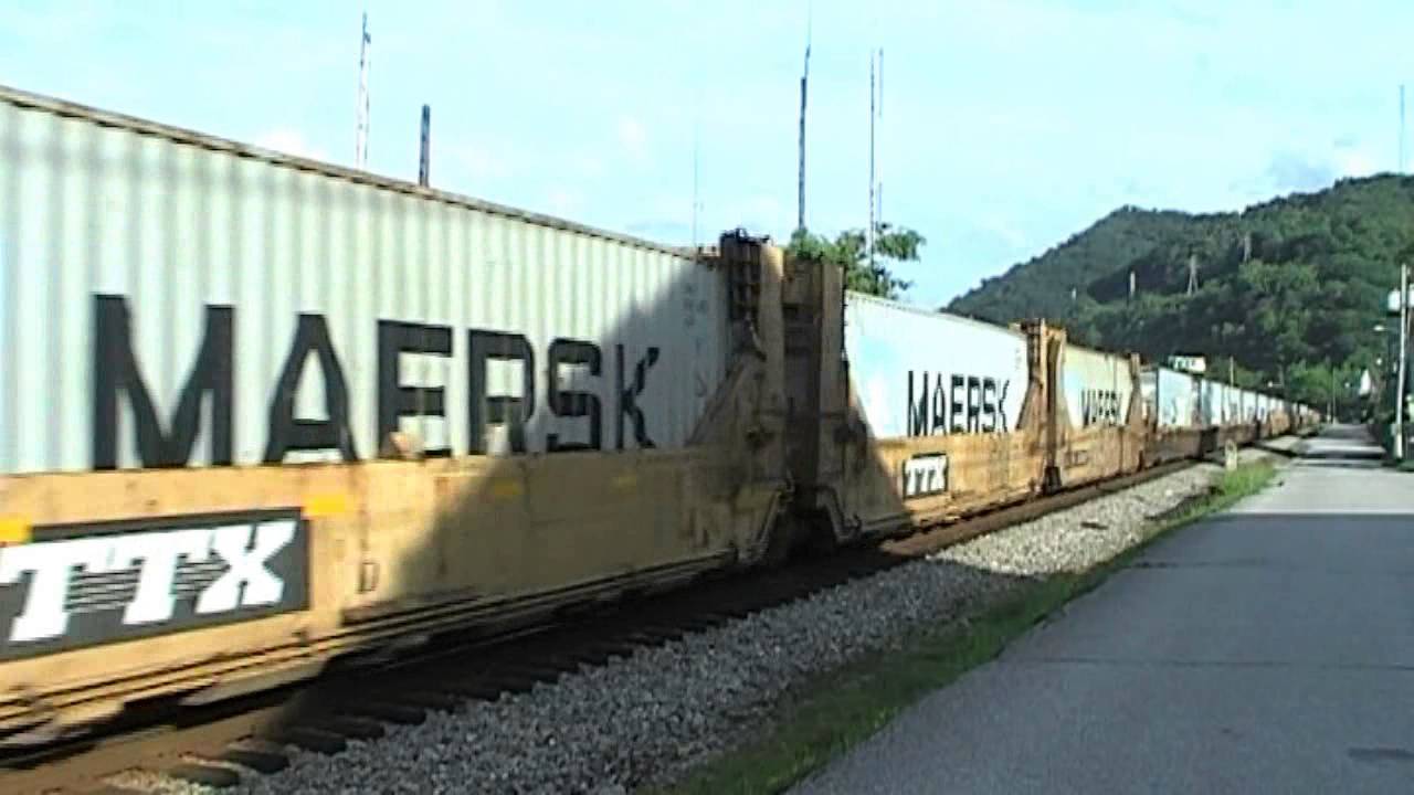 CSX 7533 Leads A Westbound Trailer Train - YouTube