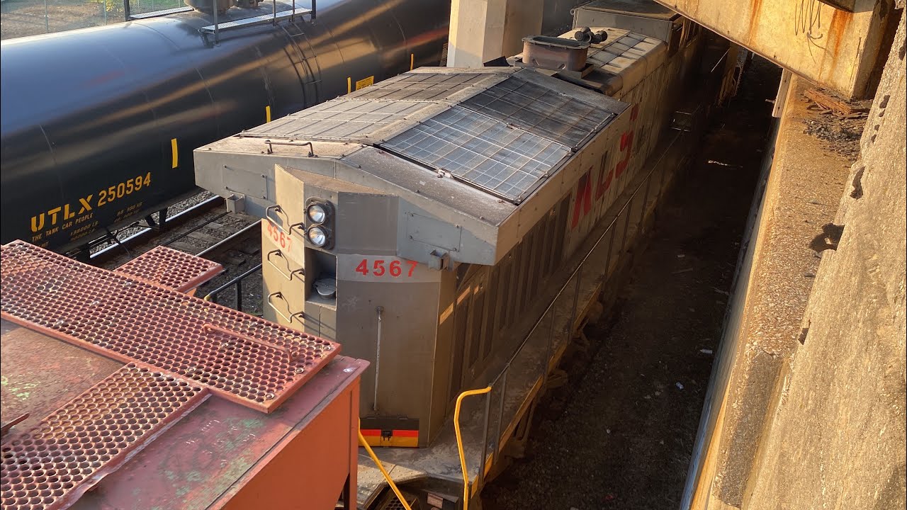 CSX B725 Working Sewaren Motiva With KCSM Grey Ghost #4567 - YouTube
