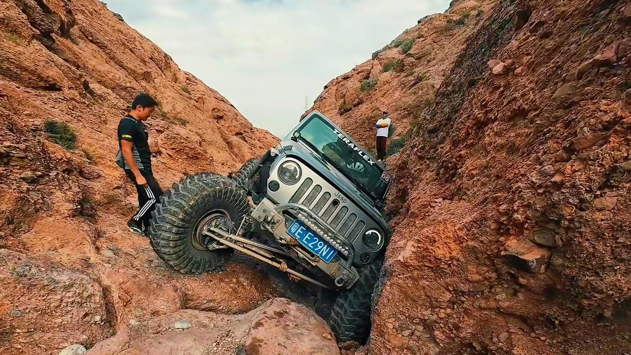 Jeep Wrangler STUCK Between Rocks – Shocking 4x4 Off Road Rock Crawling ...