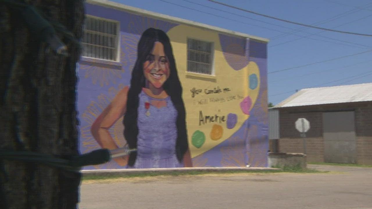 'Healing Uvalde murals' | Texas artist creating murals in Uvalde - YouTube
