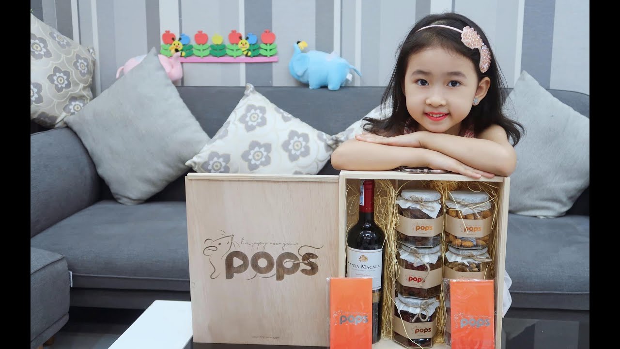 Candy Ngọc Hà khui hộp quà tết hoành tráng của POPS Kids tặng - YouTube