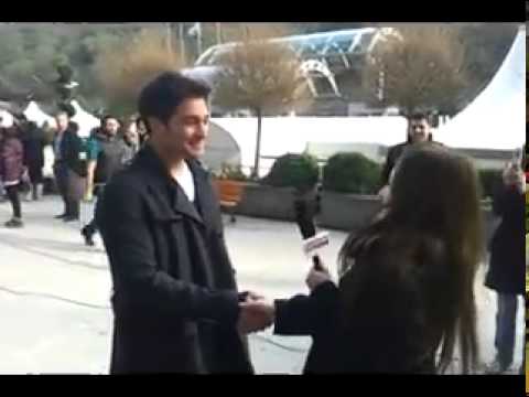 Çağatay Ulusoy ile Röportaj Yaparken Heycanlanan Spiker