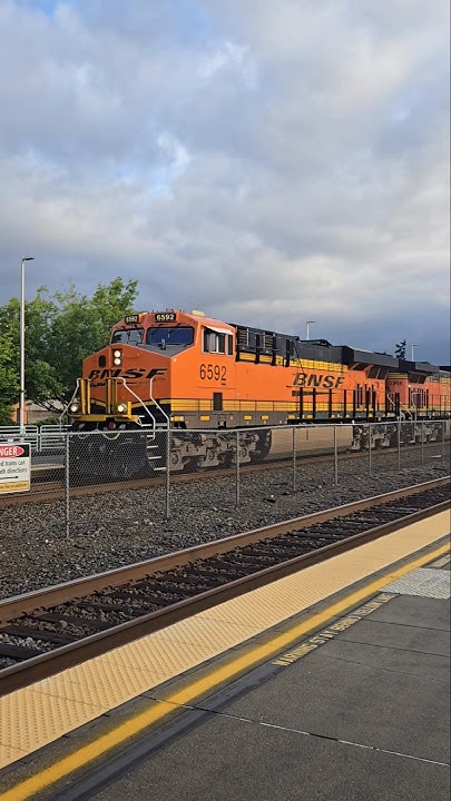 bnsf 6592 leading a southbound intermodal train through kent station - YouTube