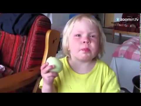 Zum Heulen: Kind isst Zwiebel wie Apfel - YouTube