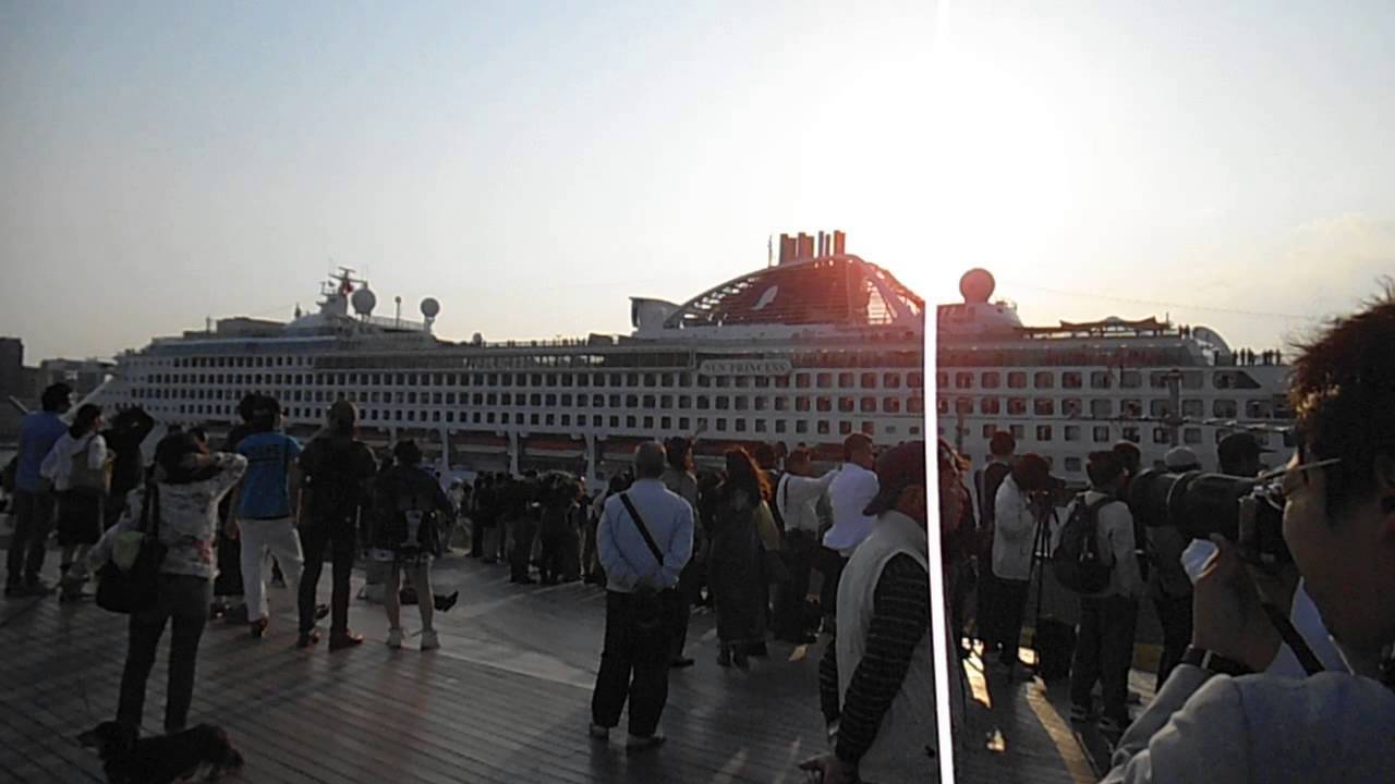DSCF0374豪華客船サン・プリンセス号が横浜港出港20130506夕方 - YouTube