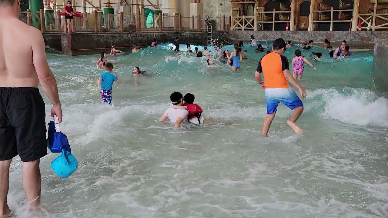 Great wolf lodge - pool with big waves - YouTube