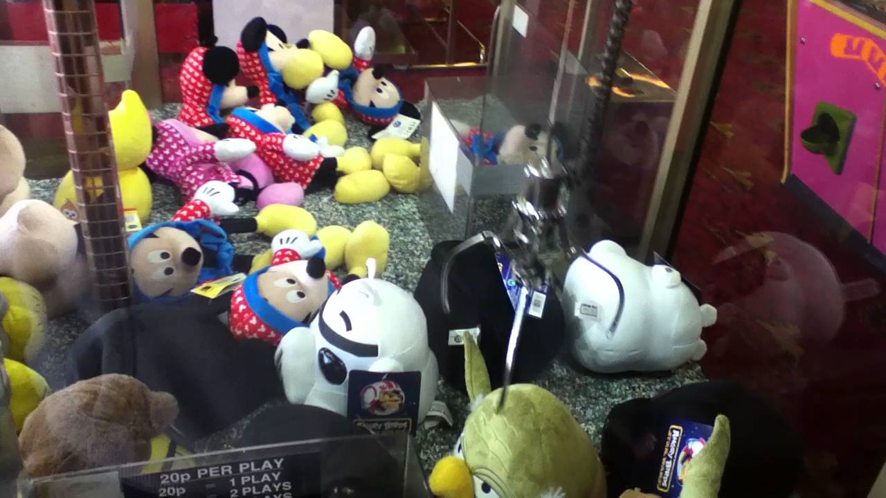 Mega Crane Claw Machine in Rhyl Arcade - YouTube