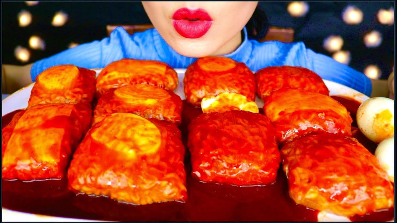 ASMR EATING SPICY NUCLEAR FIRE NOODLE RICE PAPER WRAP , CHEESE, EGG 咀嚼音 ...