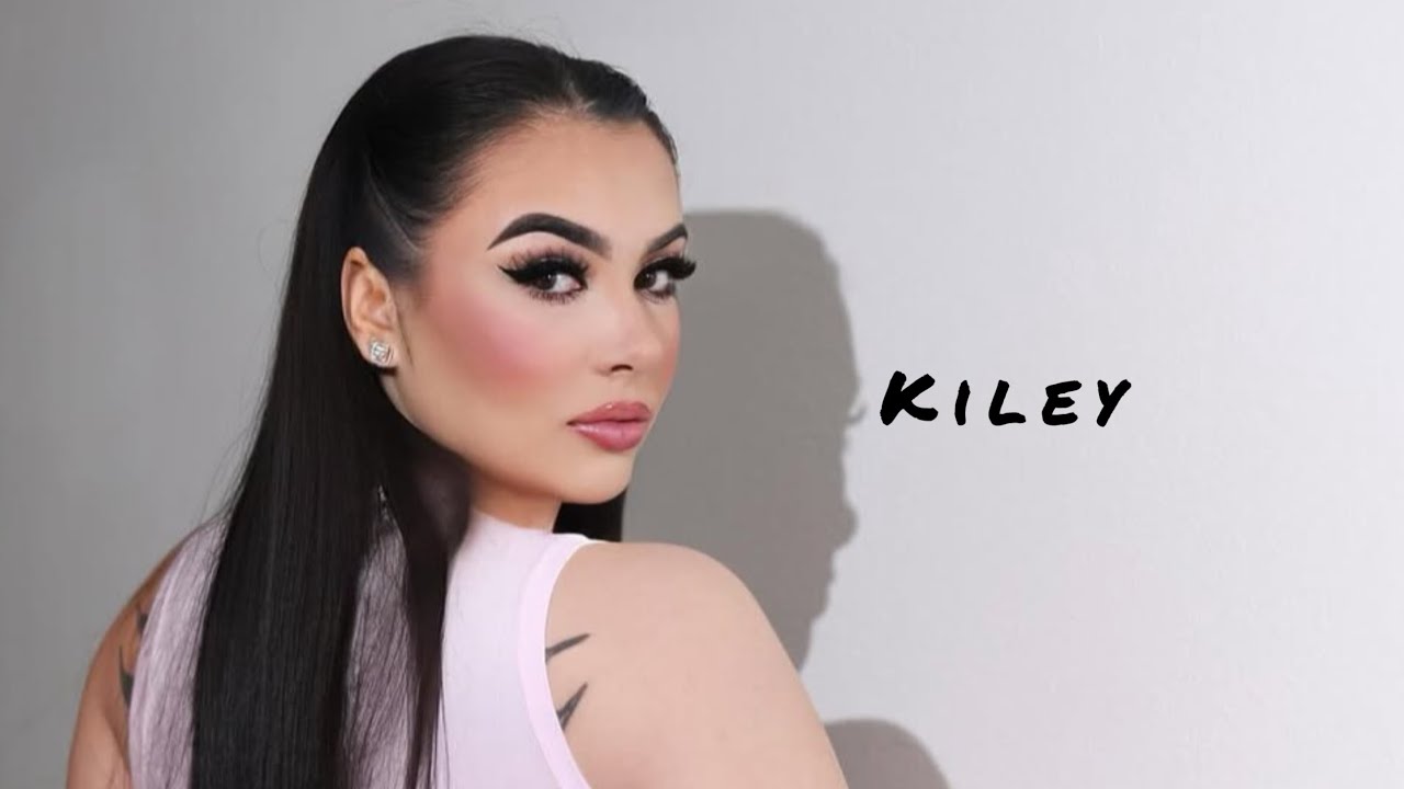 Kiley Lossen | Curvy Plus-Size Model Breaking Stereotypes | Bio, Age ...